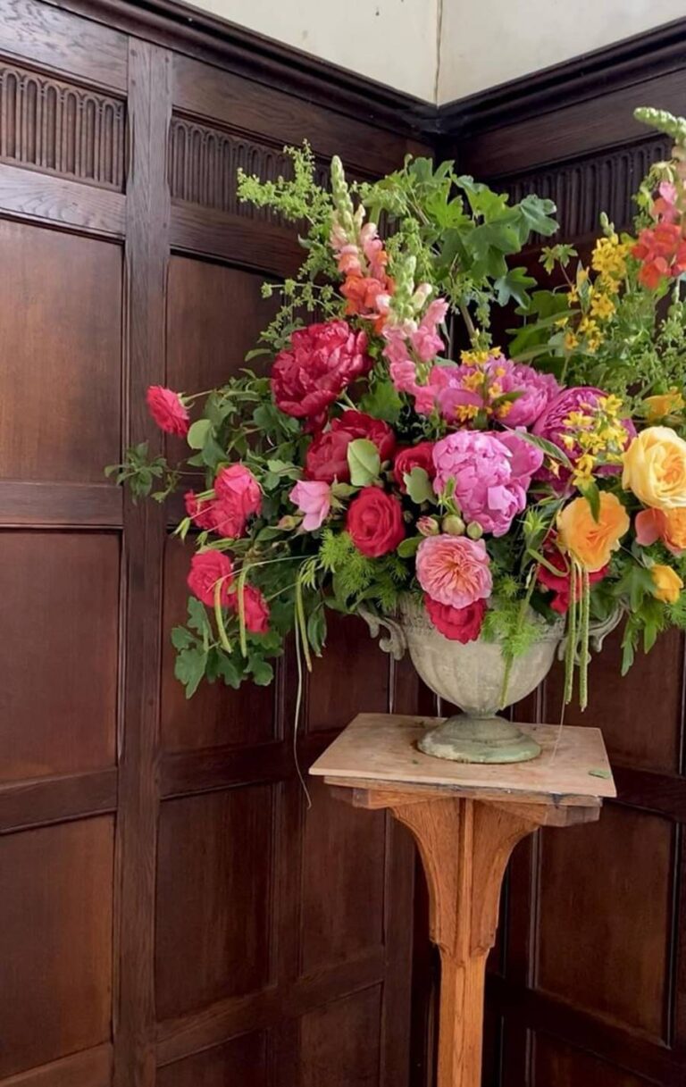 Seasonal British spring wedding flowers - The Natural Wedding Company
